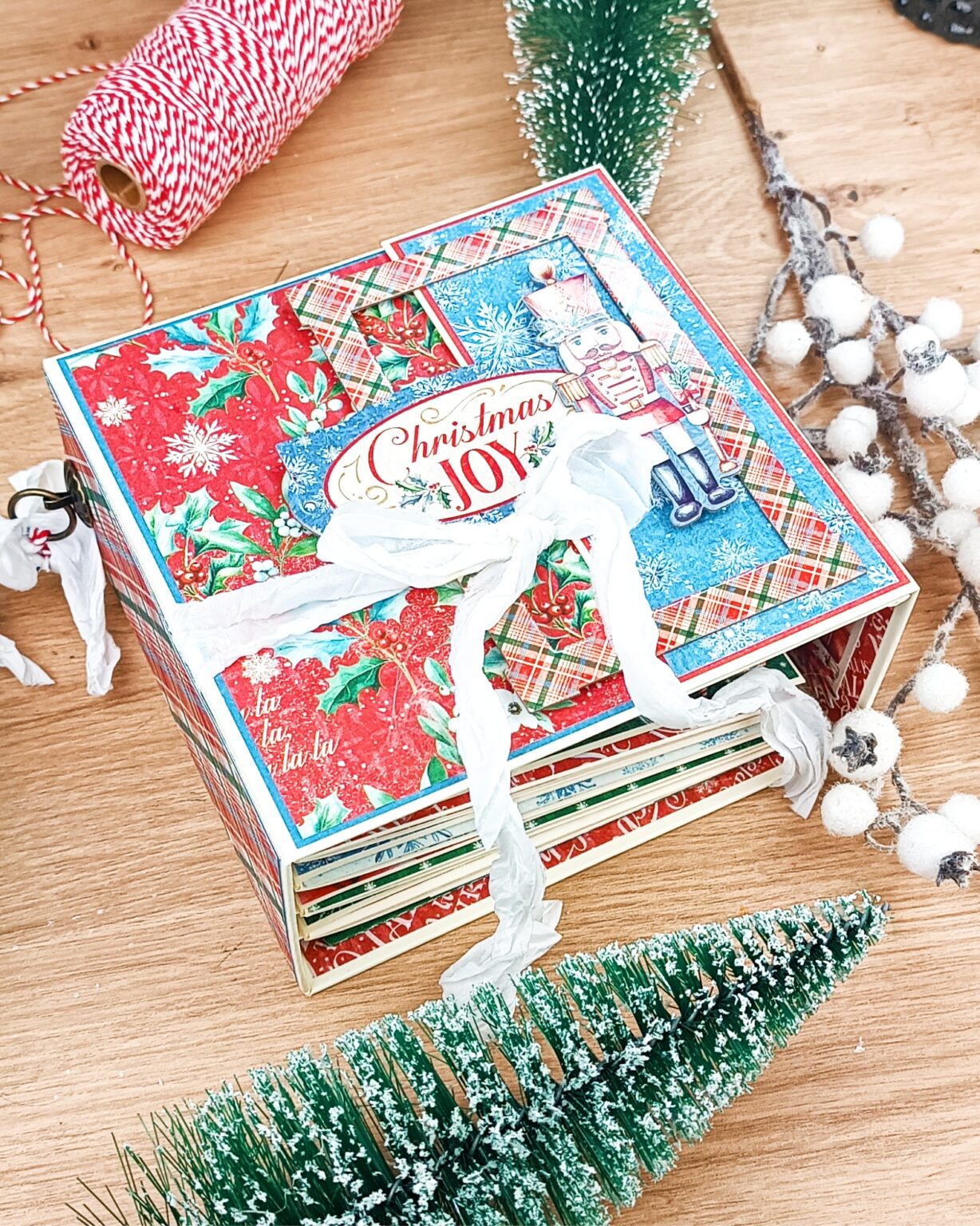 A Christmas Mini Album Packed with Pockets, Charm & Holiday Magic ...